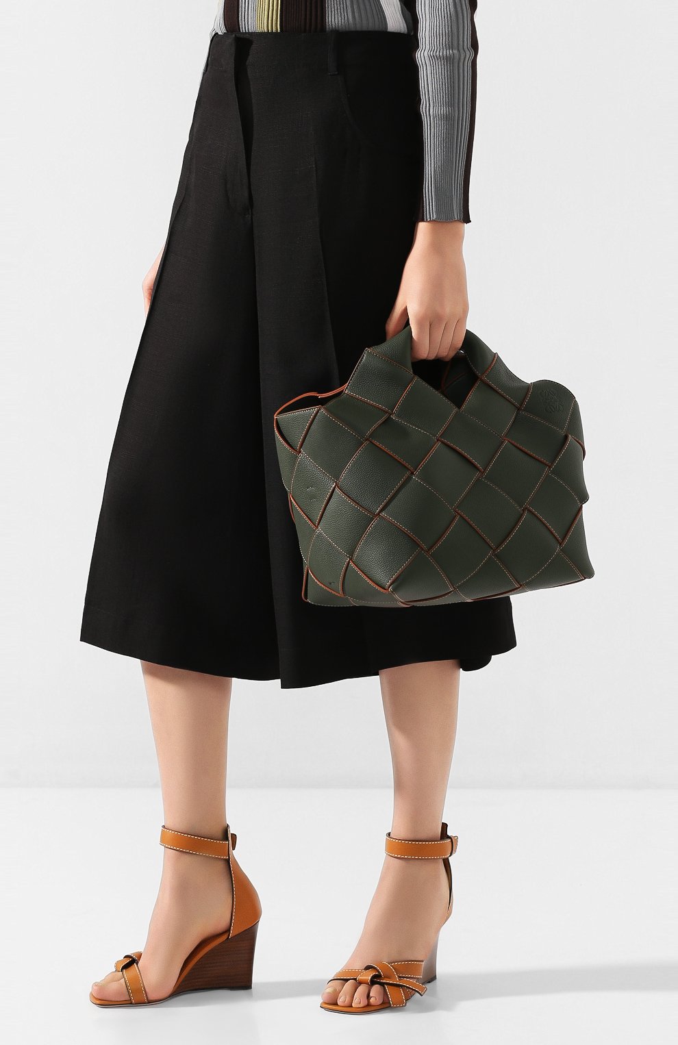 Женская хаки сумка woven LOEWE купить в интернет-магазине ЦУМ, арт. 321 ...